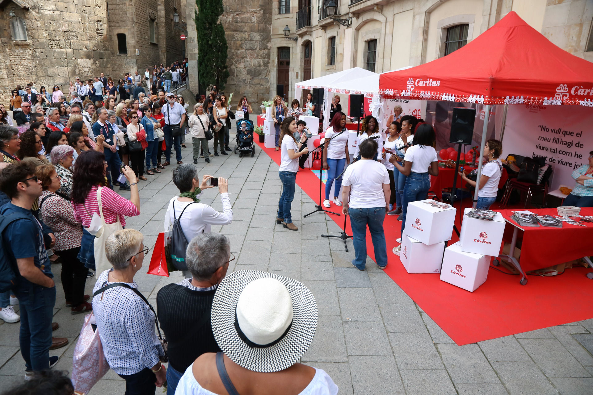 Càritas Barcelona: “Sant Jordi és sinònim d’estima i amor” - Catalunya ...