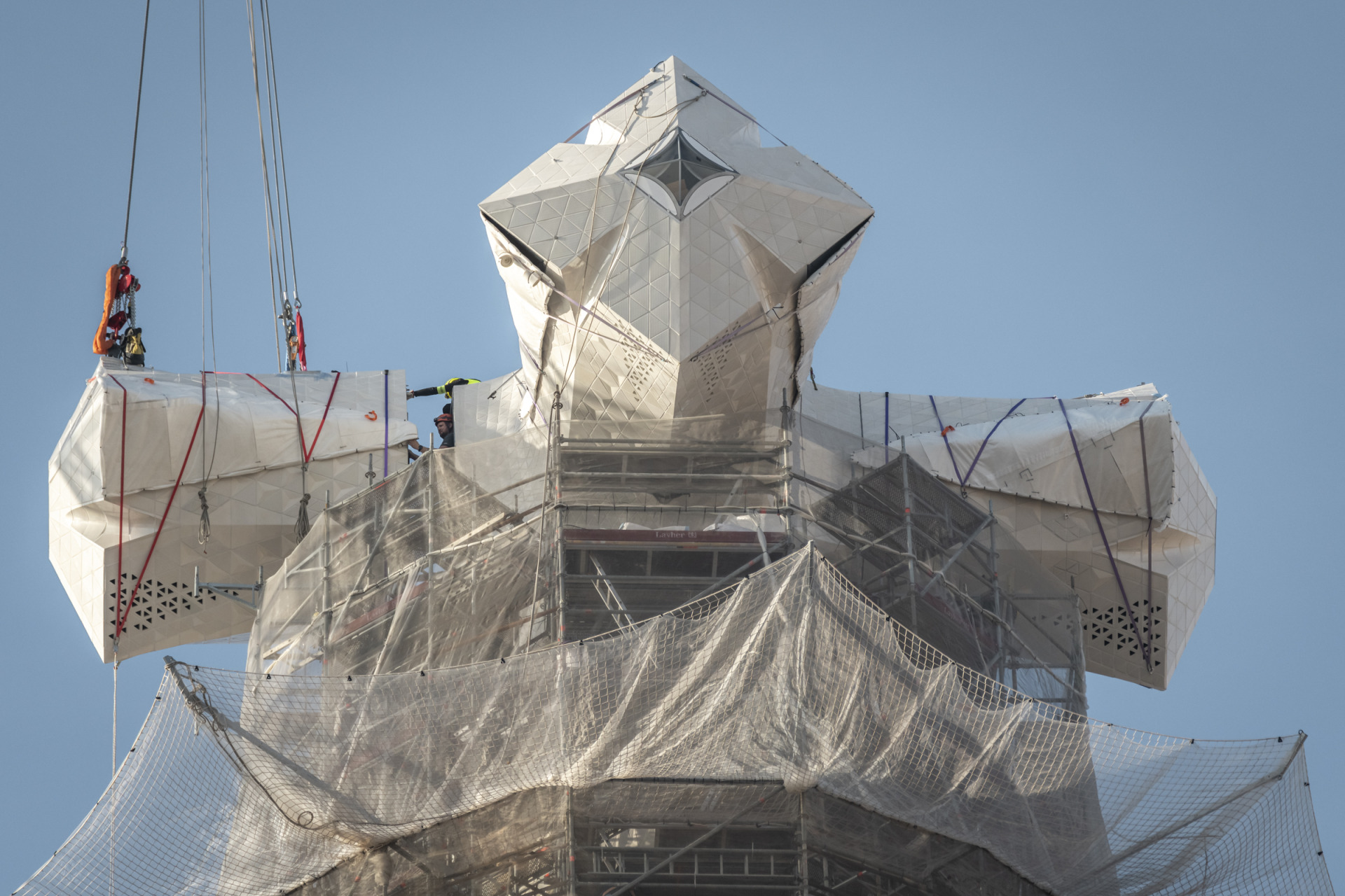 La Sagrada Família ja llueix els quatre braços horitzontals de la creu ...